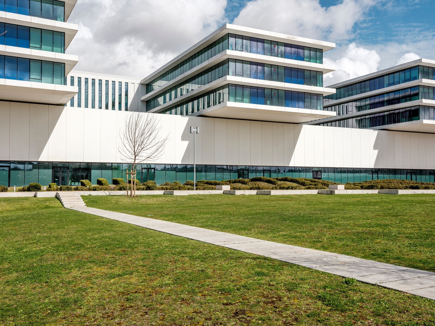 Gardens and Patios for the CUF Tejo Hospital by PROAP – Estudos e ...