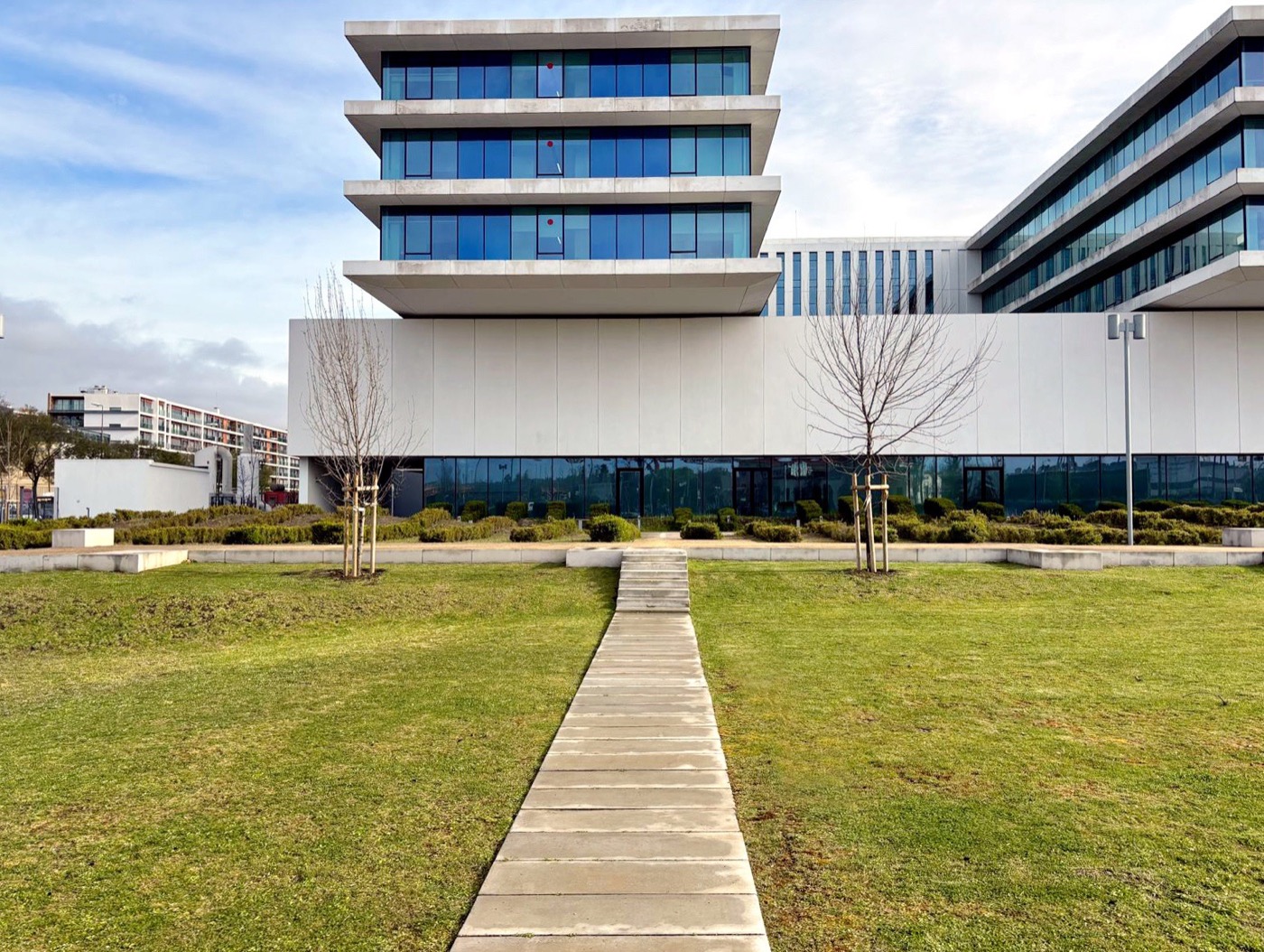 Gardens and Patios for the CUF Tejo Hospital by PROAP – Estudos e ...