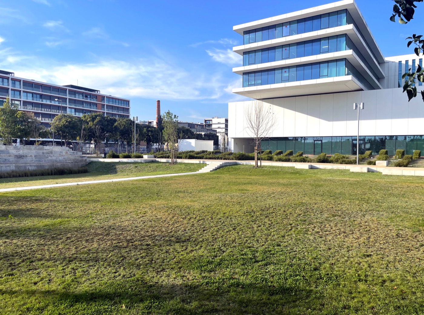Gardens and Patios for the CUF Tejo Hospital by PROAP – Estudos e ...