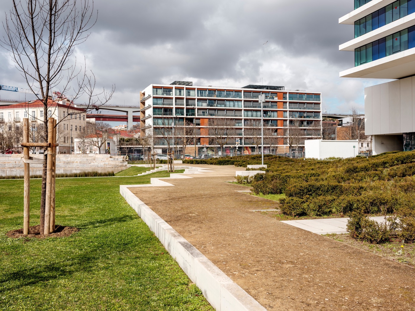 Gardens and Patios for the CUF Tejo Hospital by PROAP – Estudos e ...