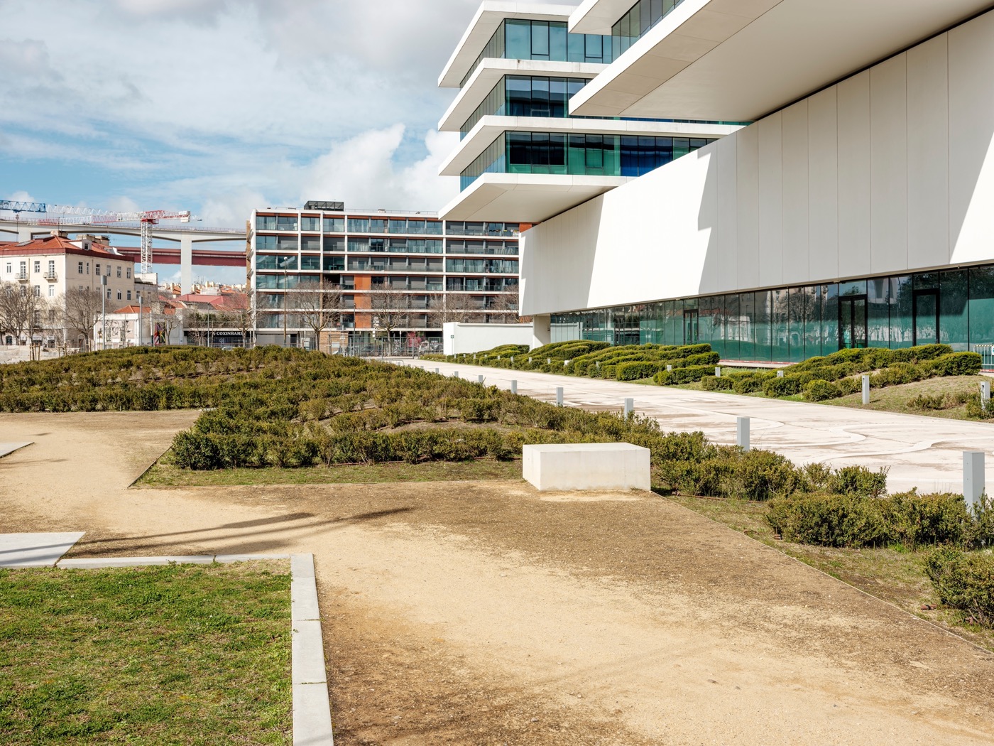 Gardens and Patios for the CUF Tejo Hospital by PROAP – Estudos e ...