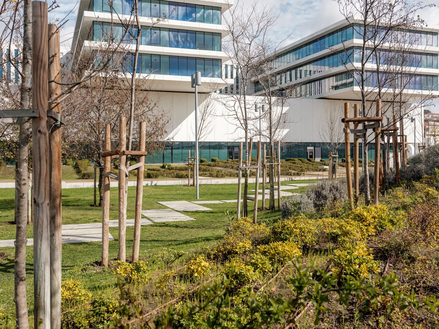 Gardens and Patios for the CUF Tejo Hospital by PROAP – Estudos e ...
