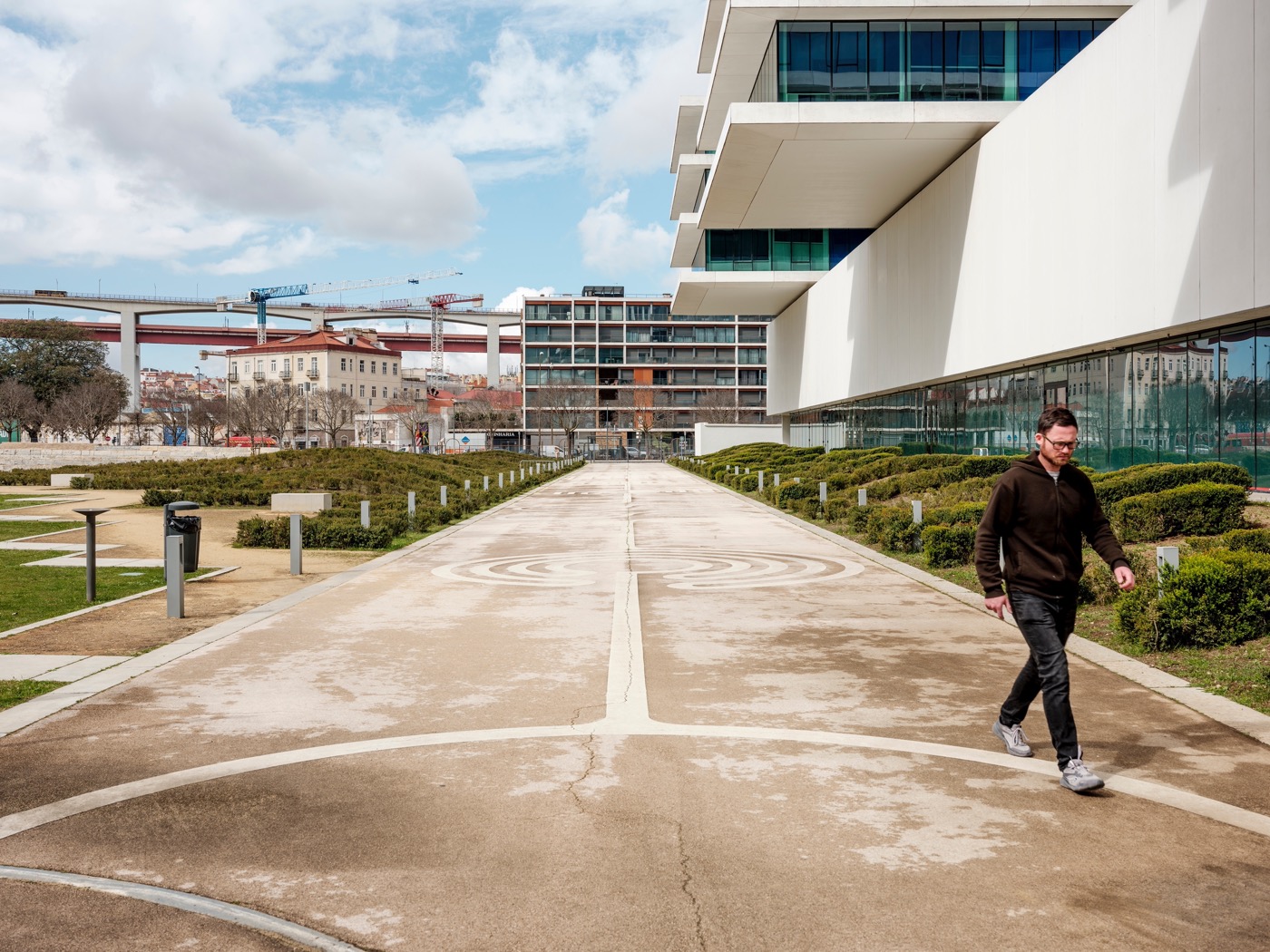 Gardens and Patios for the CUF Tejo Hospital by PROAP – Estudos e ...